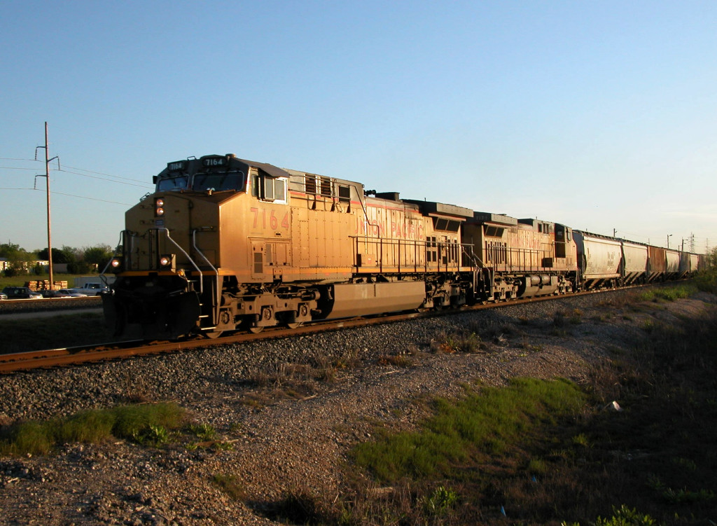UP 7164 22Mar2012 SB approaching Center Point Road